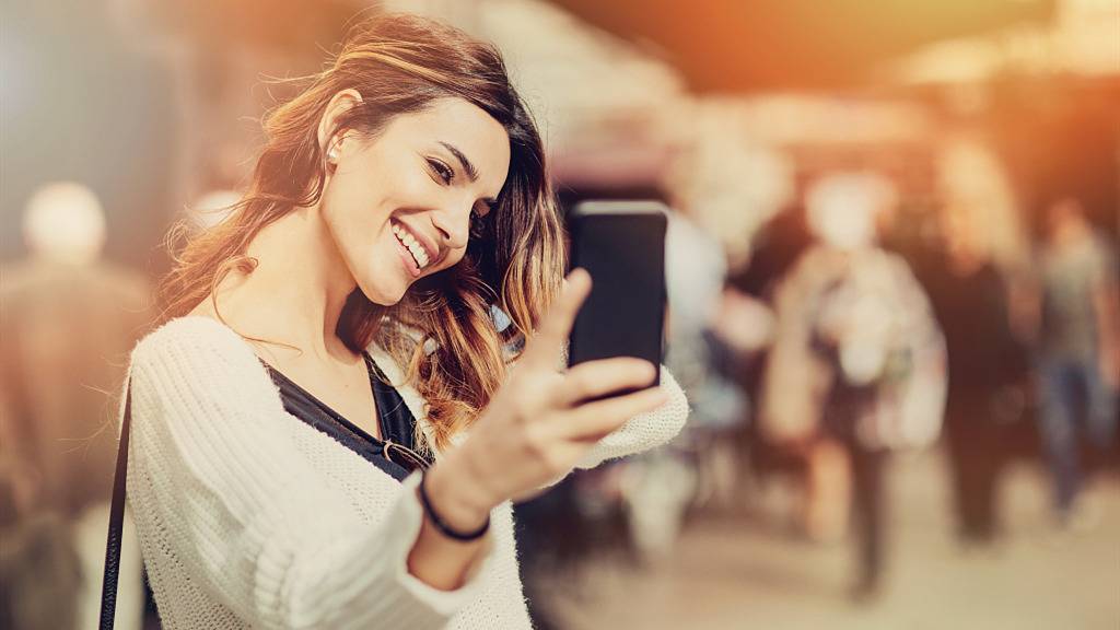 一句祝福，有人卖200块，有人卖20万 | CBNData